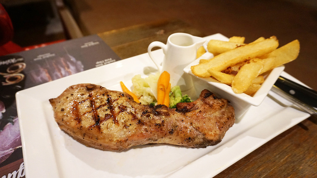 นั่งจิบไวน์แดงชิลี กินเนื้อแองกัส (Pan Seared Angus Fillet Served Beef ...