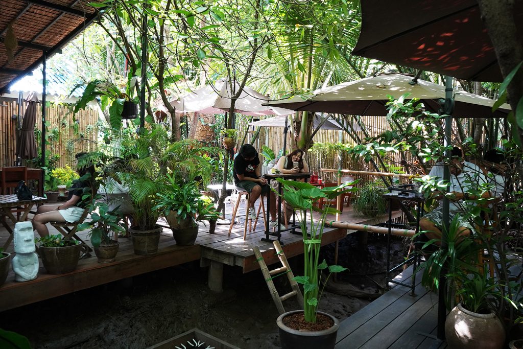 นั่งชิล Hidden Tree Garden คาเฟ่สไตล์ทรอปิคอลสุดแสนจะร่มรื่น ดื่มด่ำกับ ...