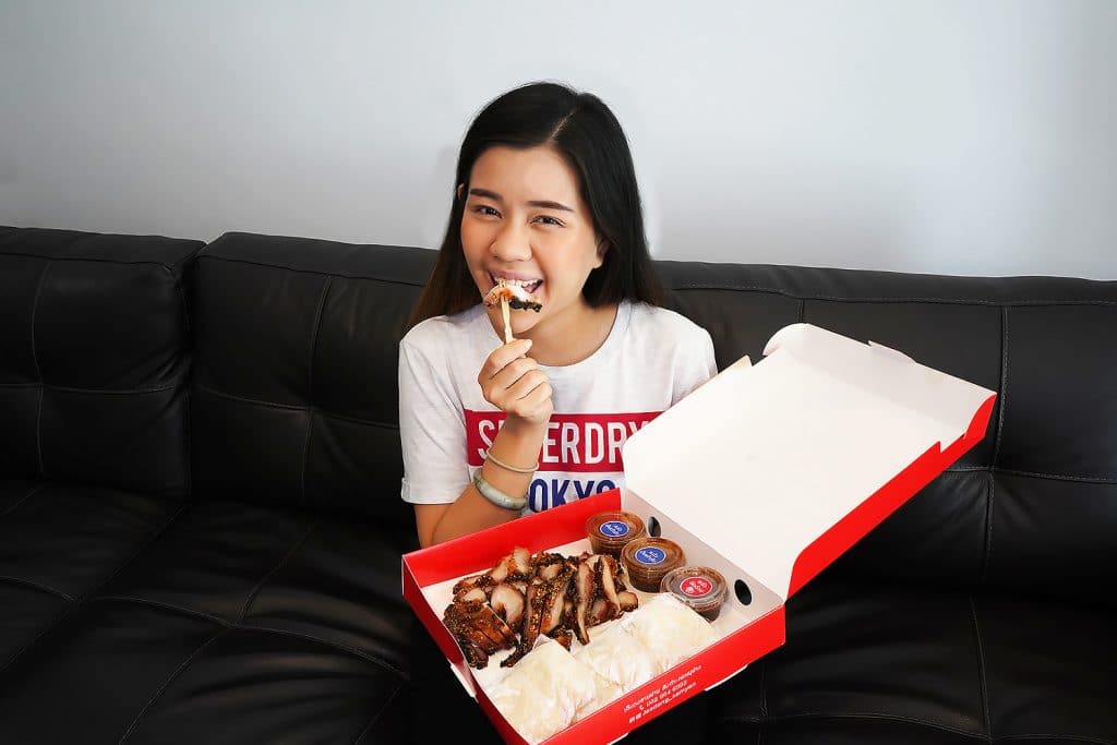 ลองสั่งคอหมูย่างเนื้อนุ่มในตำนาน (ส้มตำเจ๊แดงสามย่าน) มิชลินสตาร์ เปิด ...