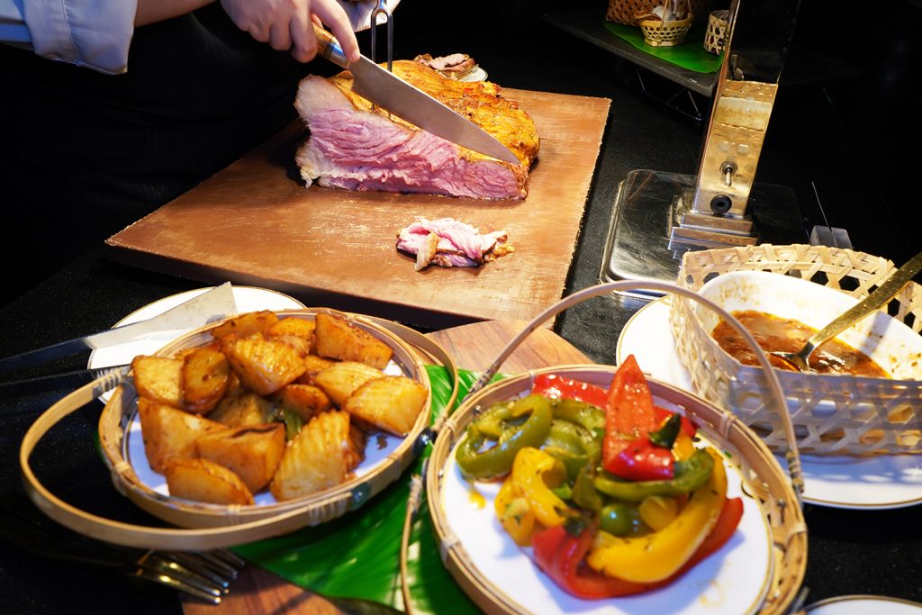 พักผ่อนชิลๆ ห้องพักพร้อมอาหารเช้า บุฟเฟ่ต์ Cold Cut + Cheese น้ำองุ่น ...